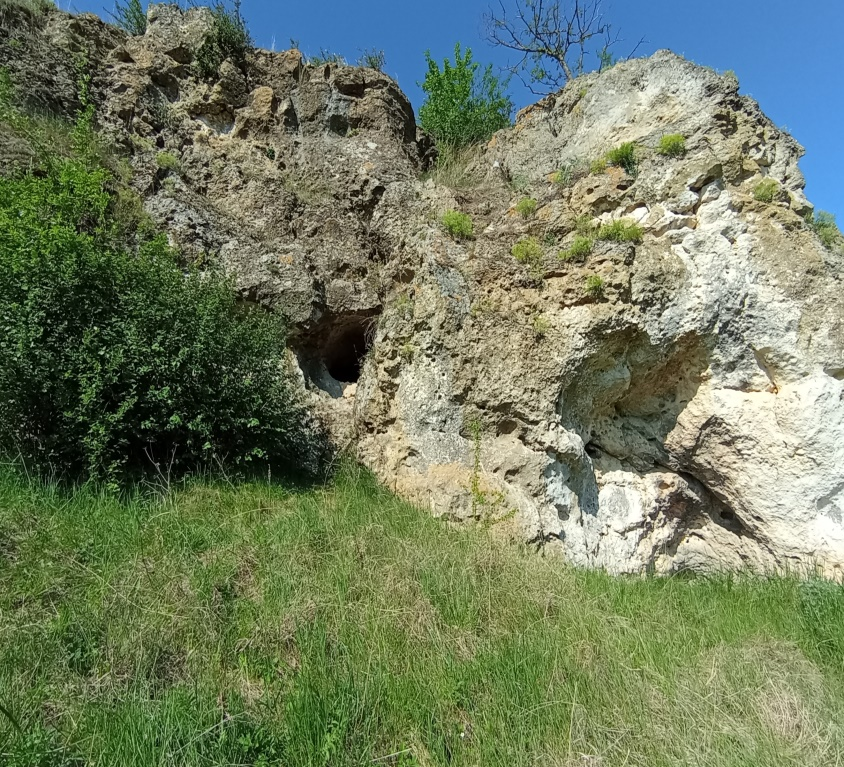 Grota lui Țugui - Stâncile Prutului